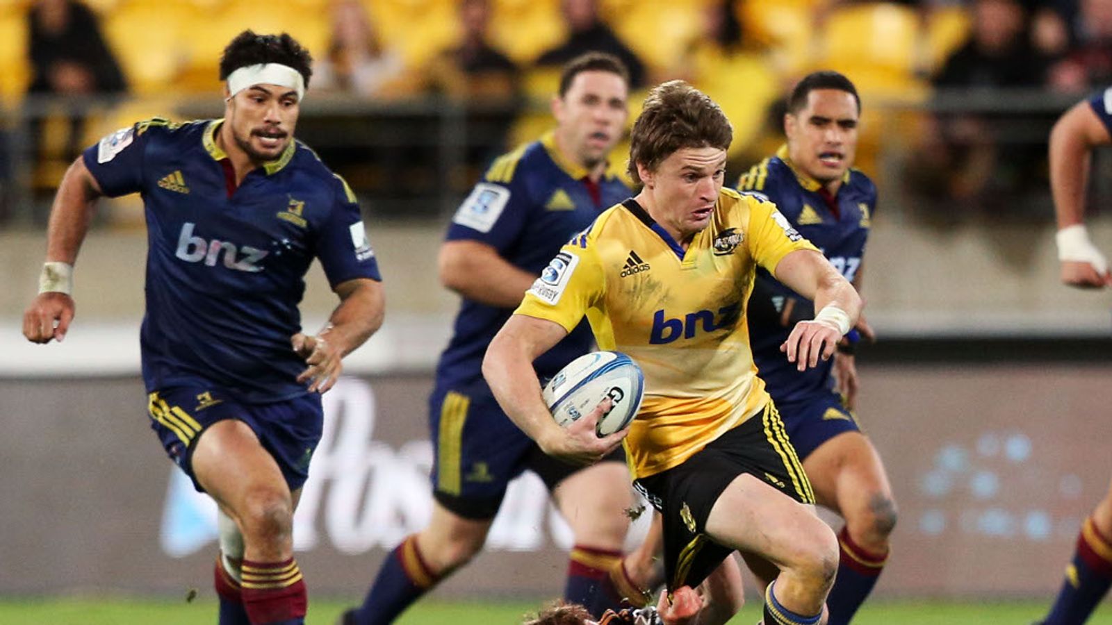 Super Rugby: New Zealand fly-half Beauden Barrett opts to remain with ...