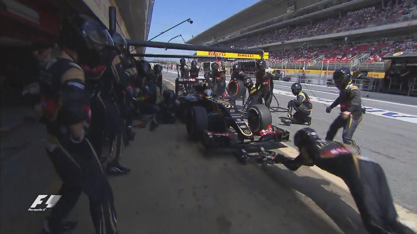 Romain Grosjean hits his front jackman during pitstop | F1 News