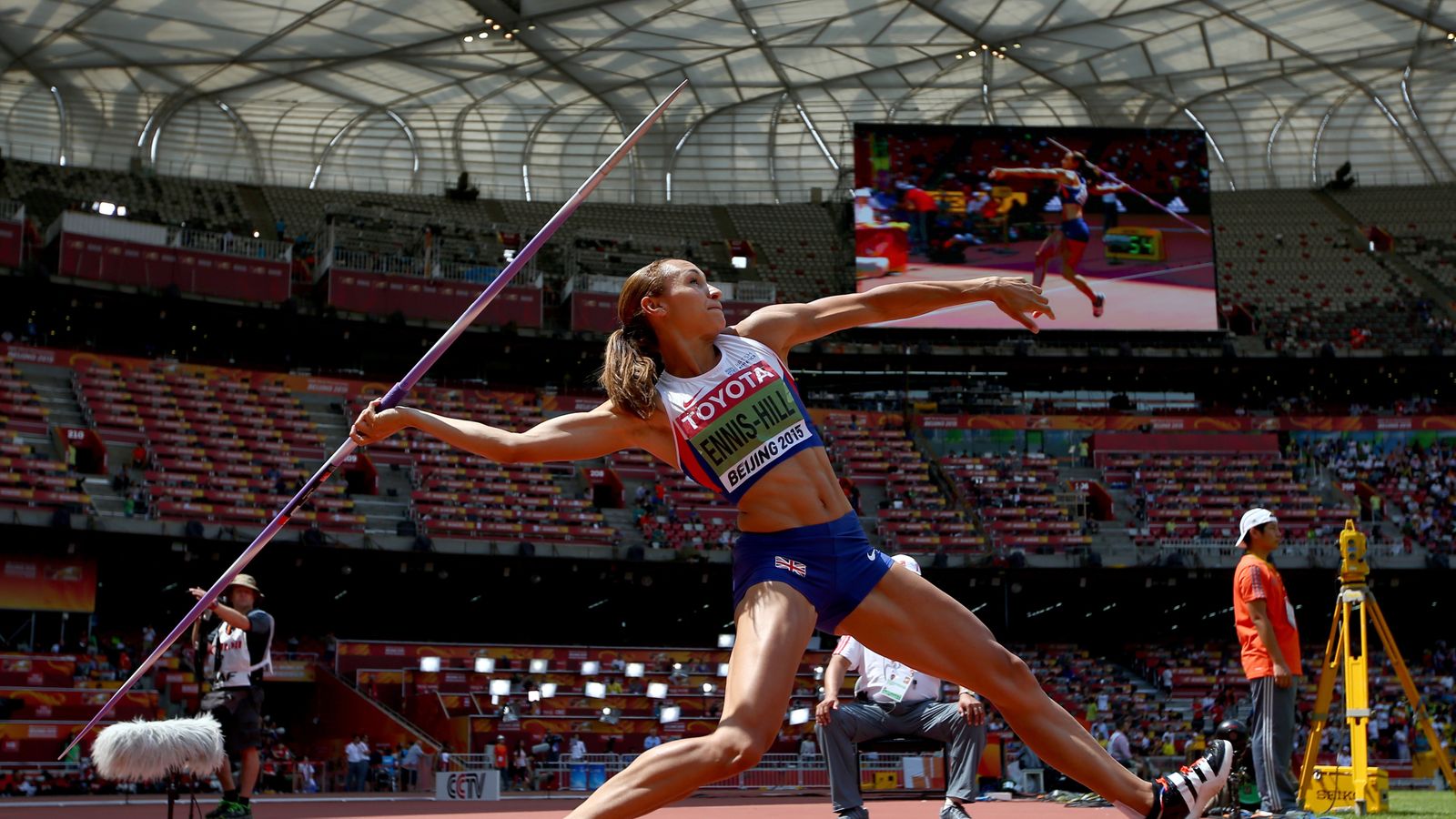 Jessica Ennis-Hill closing in on gold at World Championships ...