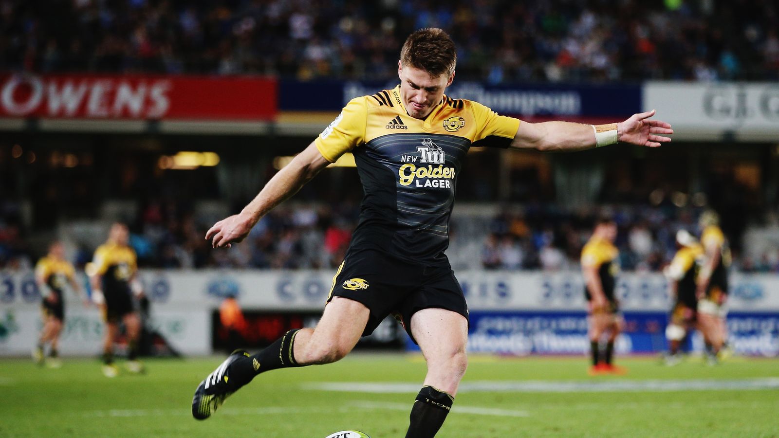 Beauden Barrett on song as Hurricanes see off Kings in Wellington ...