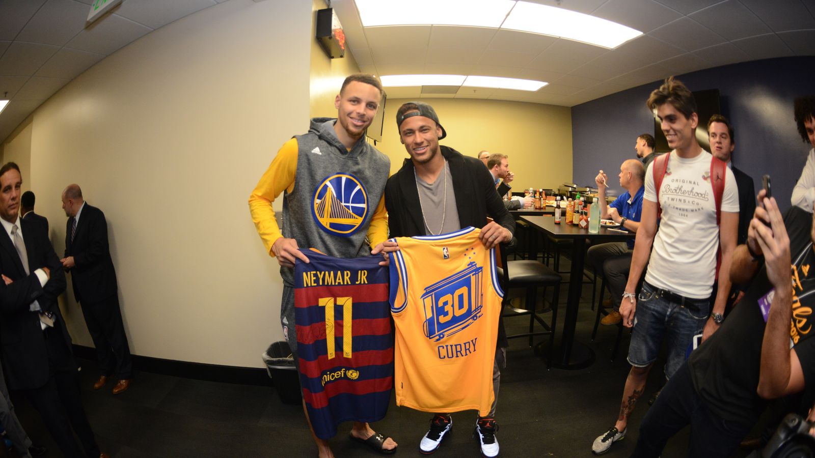 Neymar and Steph Curry swap shirts as Golden State beat Cleveland again ...